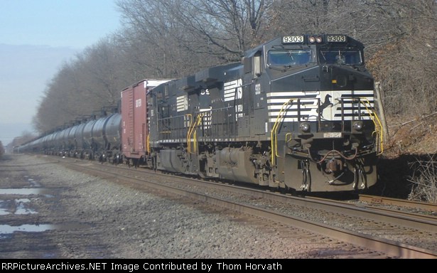 Two C40-9Ws make up the power consist for NS 64R